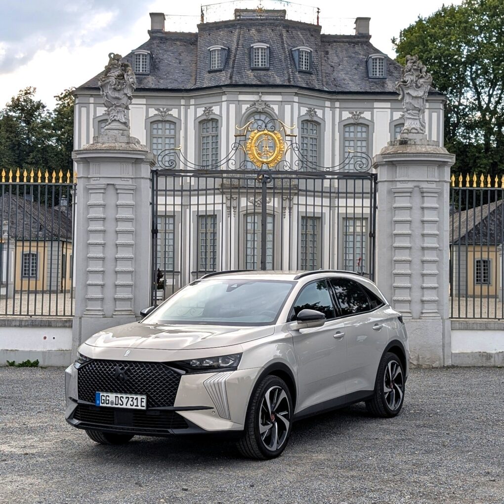 DS 7 E-Tense 4x4 300 im Test: Plug-In-Hybrid mit Stil